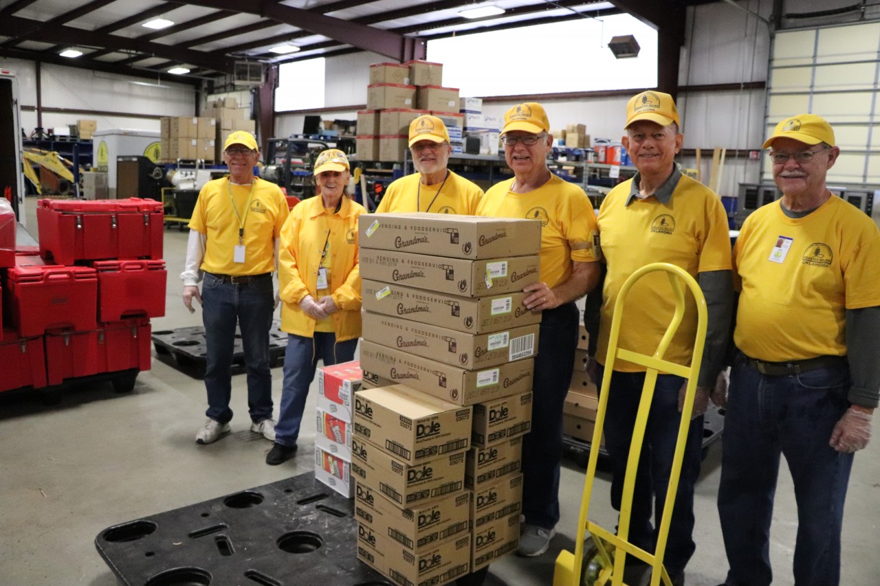 Disaster Relief volunteers prepare meals for group of federal employees ...